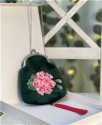 Floral Purse Embroidery Design | EmbroideryDesigns.com